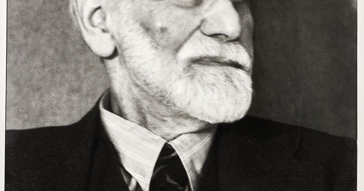 (Sigmund FREUD) • Portrait photographique de Sigmund Freud dédicacé par ...